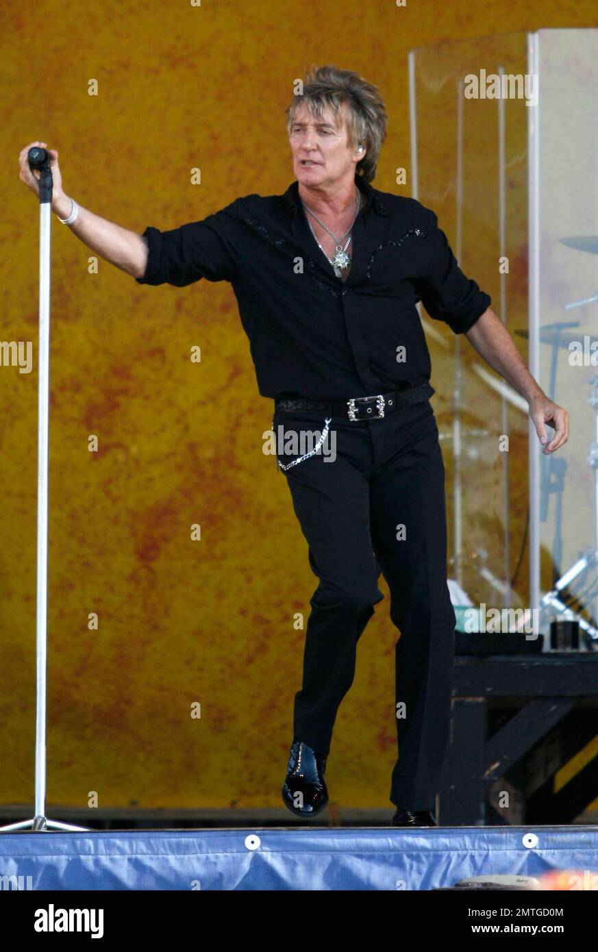 Veteran rocker Rod Stewart performs at the New Orleans Jazz Fest. 4/28/07 Stock Photo - Alamy