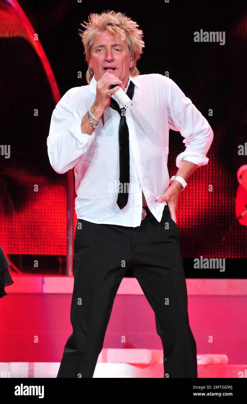 Rod Stewart and Stevie Nicks perform live solo acts and duet at Madison ...