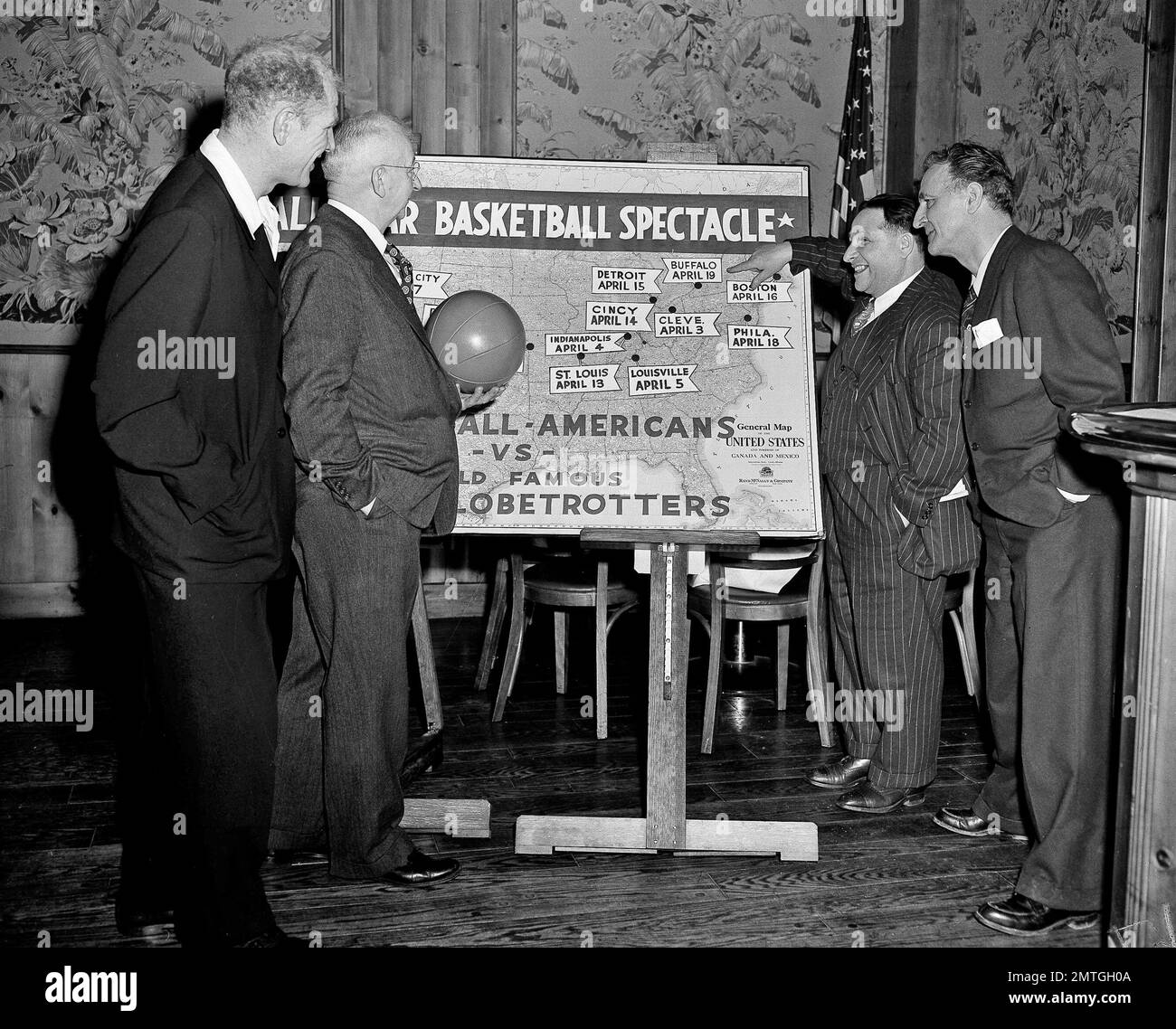 Owner-coach Abe Saperstein, second from right, of the Harlem ...