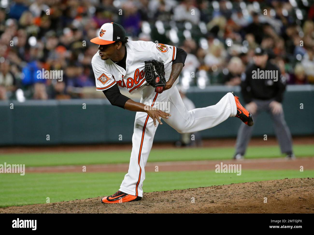Baltimore Orioles relief pitcher Edwin Jackson throws to the Pittsburgh ...