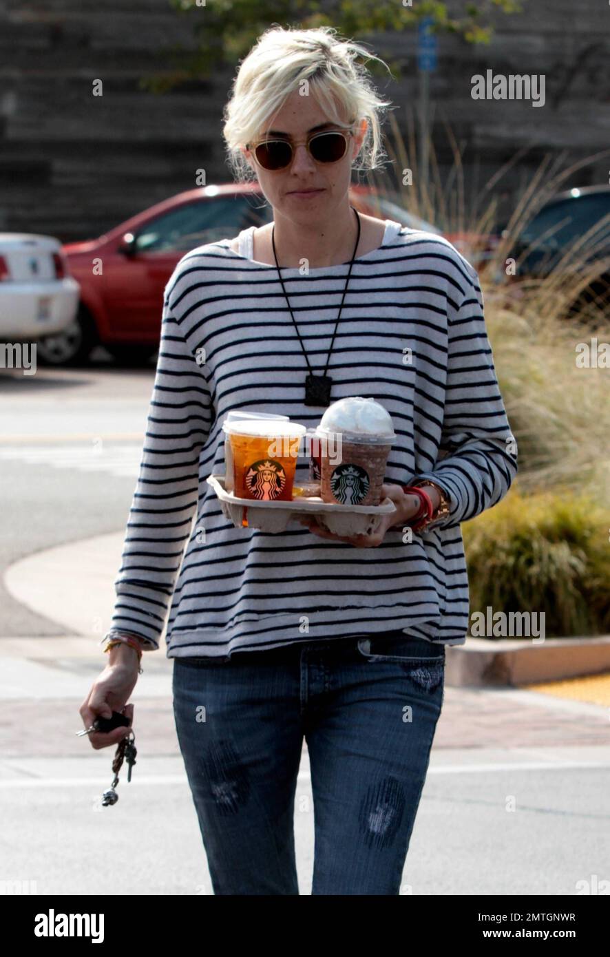 DJ Samantha Ronson and a female companion make an iced tea and coffee ...