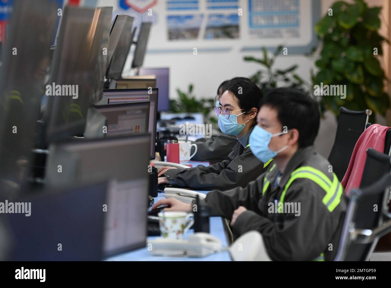 (230201) -- NINGBO, Feb. 1, 2023 (Xinhua) -- Staff members work at the ...
