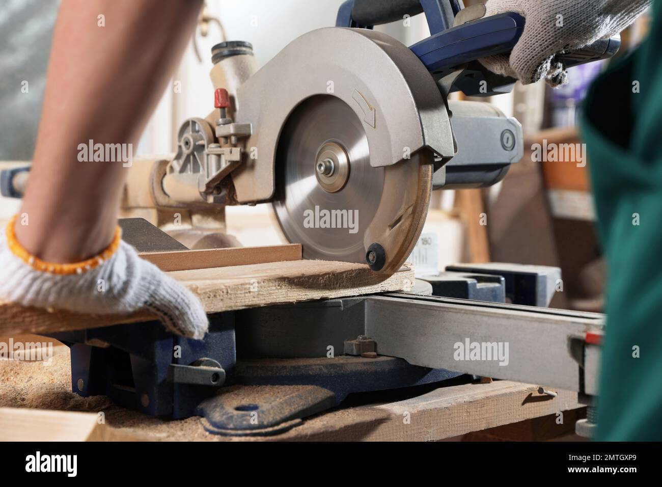 Cutting wood planks circular carpenter hi-res stock photography and ...