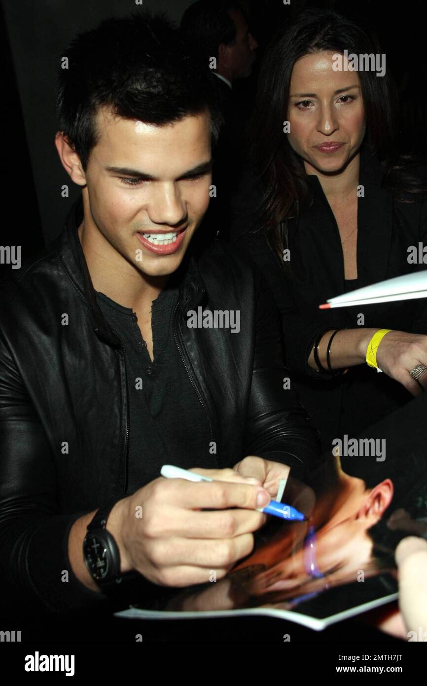 Taylor Lautner poses for photos and signs autographs as he arrives at ...