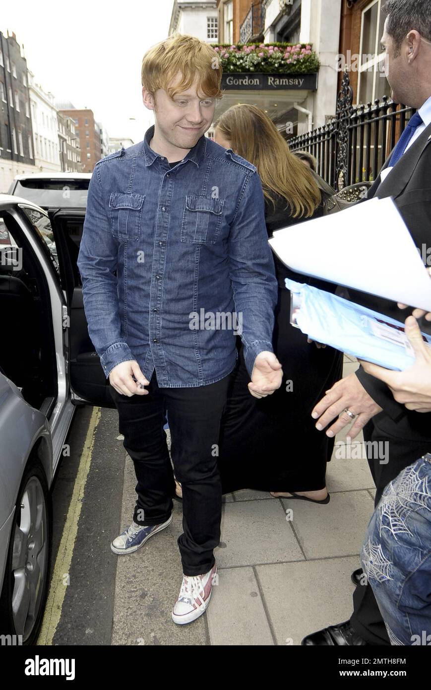 "Harry Potter" star Rupert Grint signs autographs as he leaves his ...