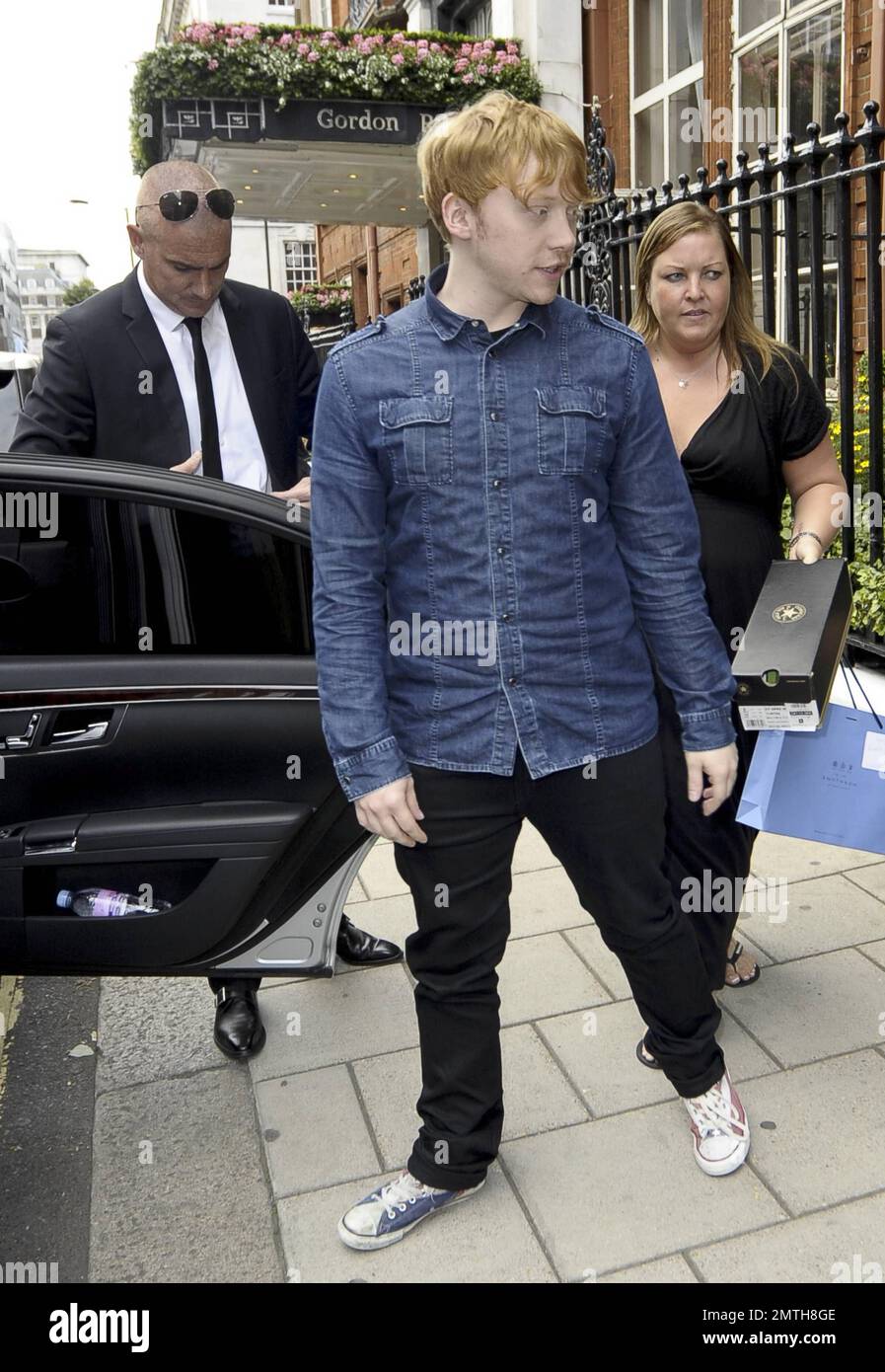 "Harry Potter" star Rupert Grint signs autographs as he leaves his ...