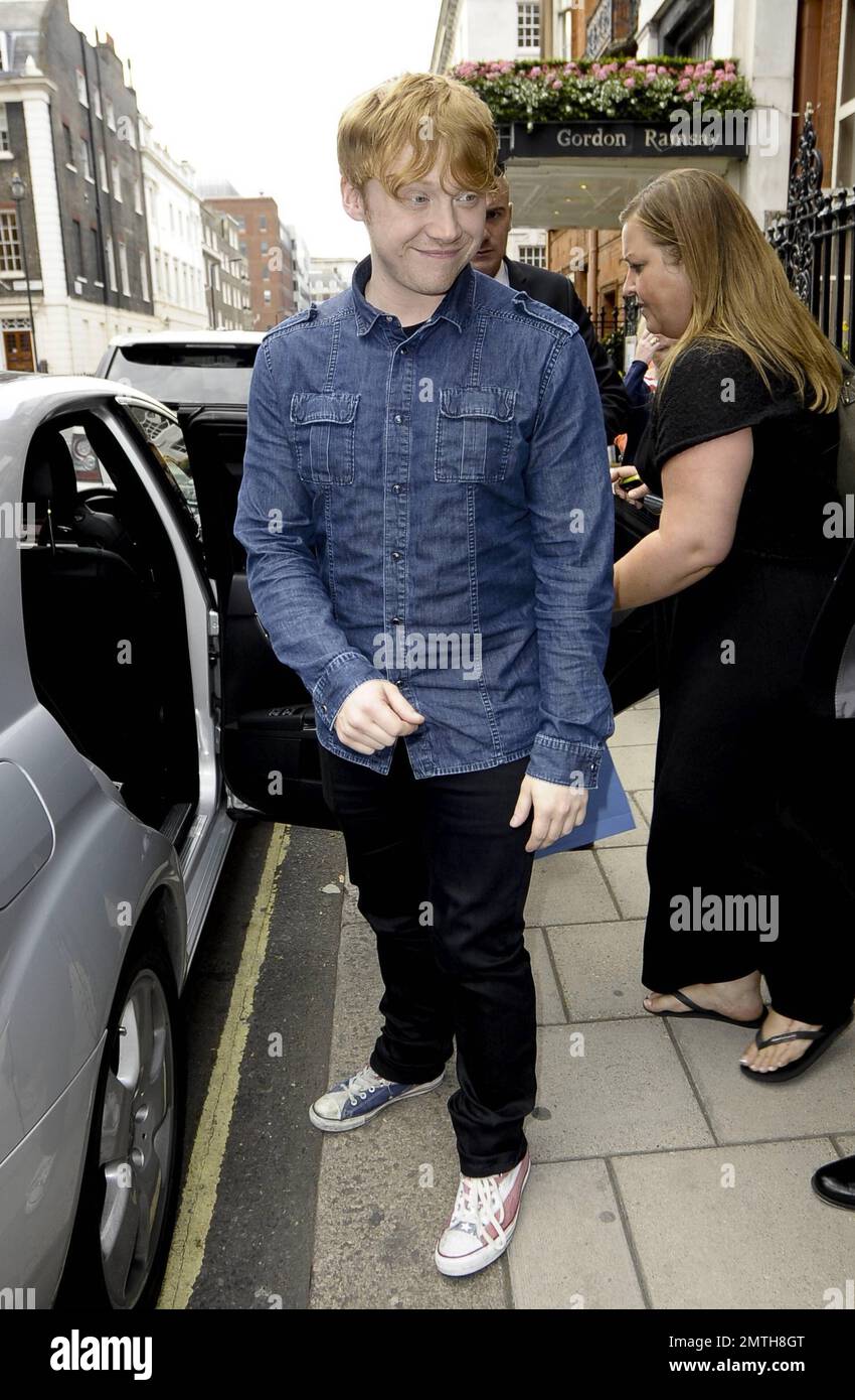 "Harry Potter" star Rupert Grint signs autographs as he leaves his ...