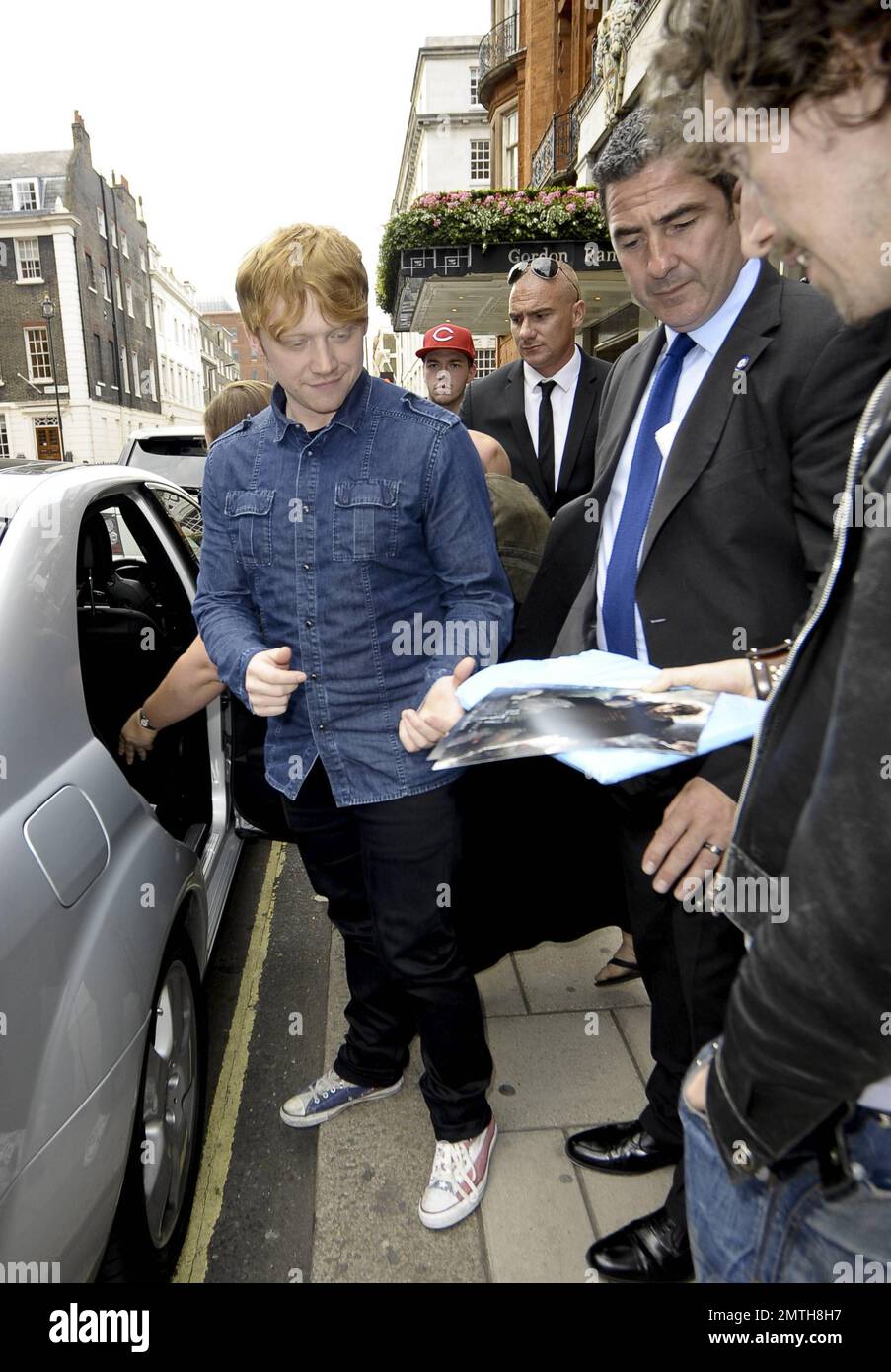 "Harry Potter" star Rupert Grint signs autographs as he leaves his ...