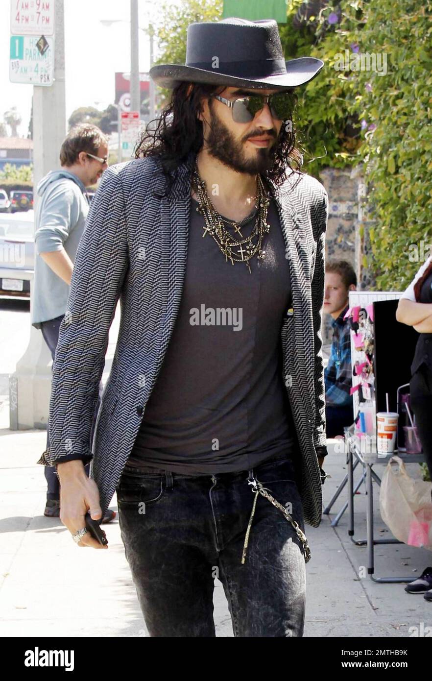 EXCLUSIVE!! Comedian actor Russell Brand wears a black hat, grey jacket ...
