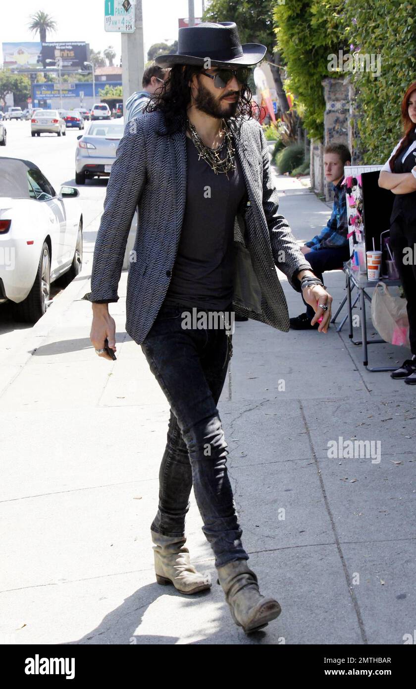 EXCLUSIVE!! Comedian actor Russell Brand wears a black hat, grey jacket ...