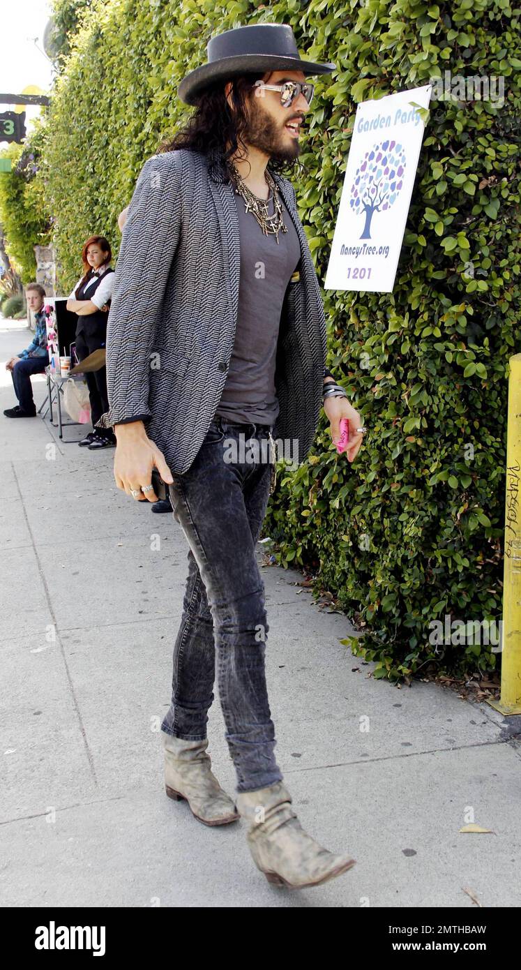 EXCLUSIVE!! Comedian actor Russell Brand wears a black hat, grey jacket ...
