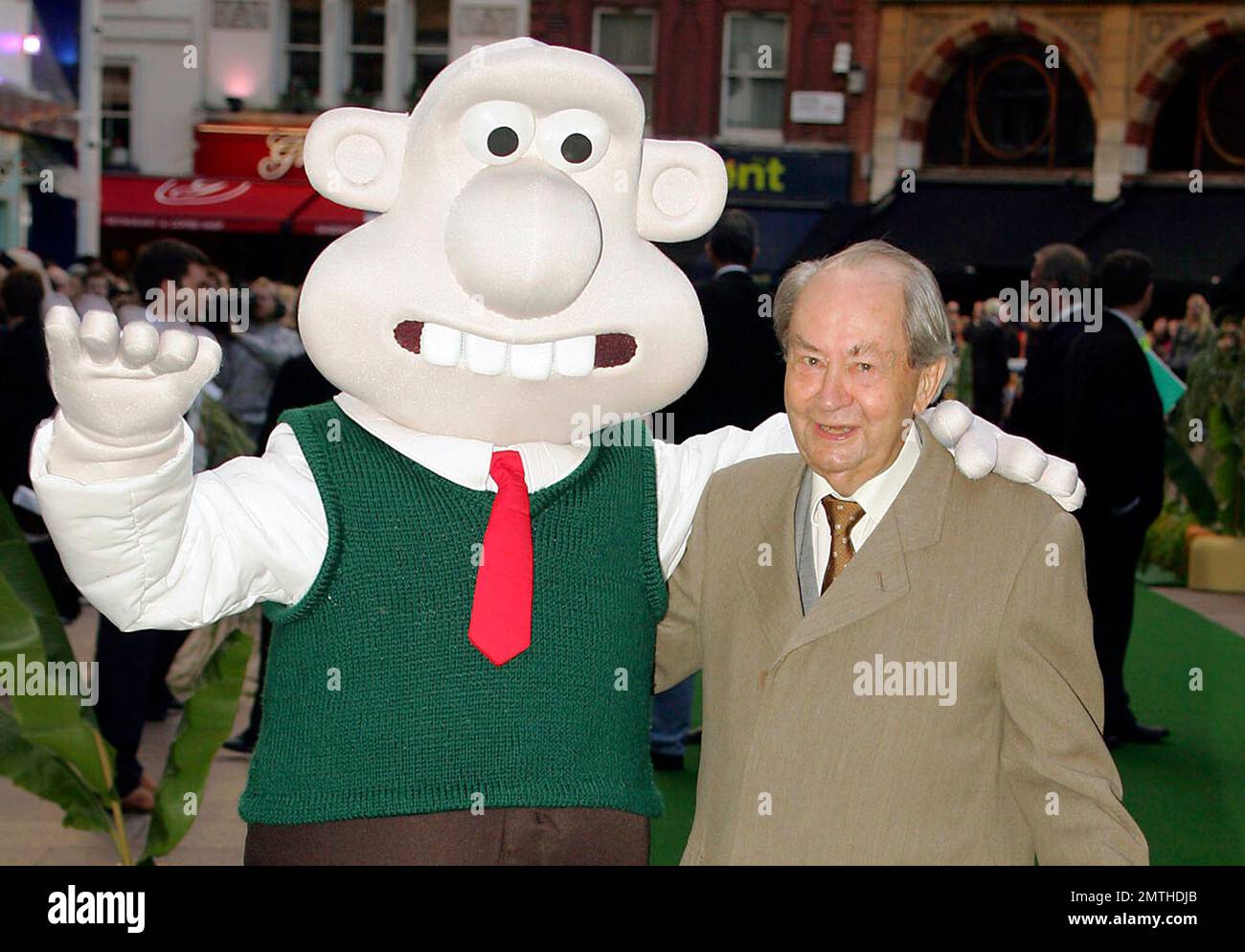 FILE - In this Sunday, Oct. 2, 2005 file photo, British actor Peter ...
