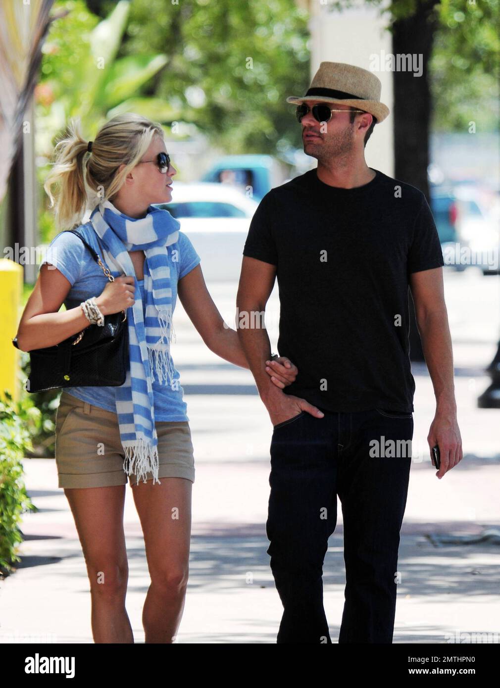 Julianne Hough and boyfriend Ryan Seacrest take an arm and arm walk in ...
