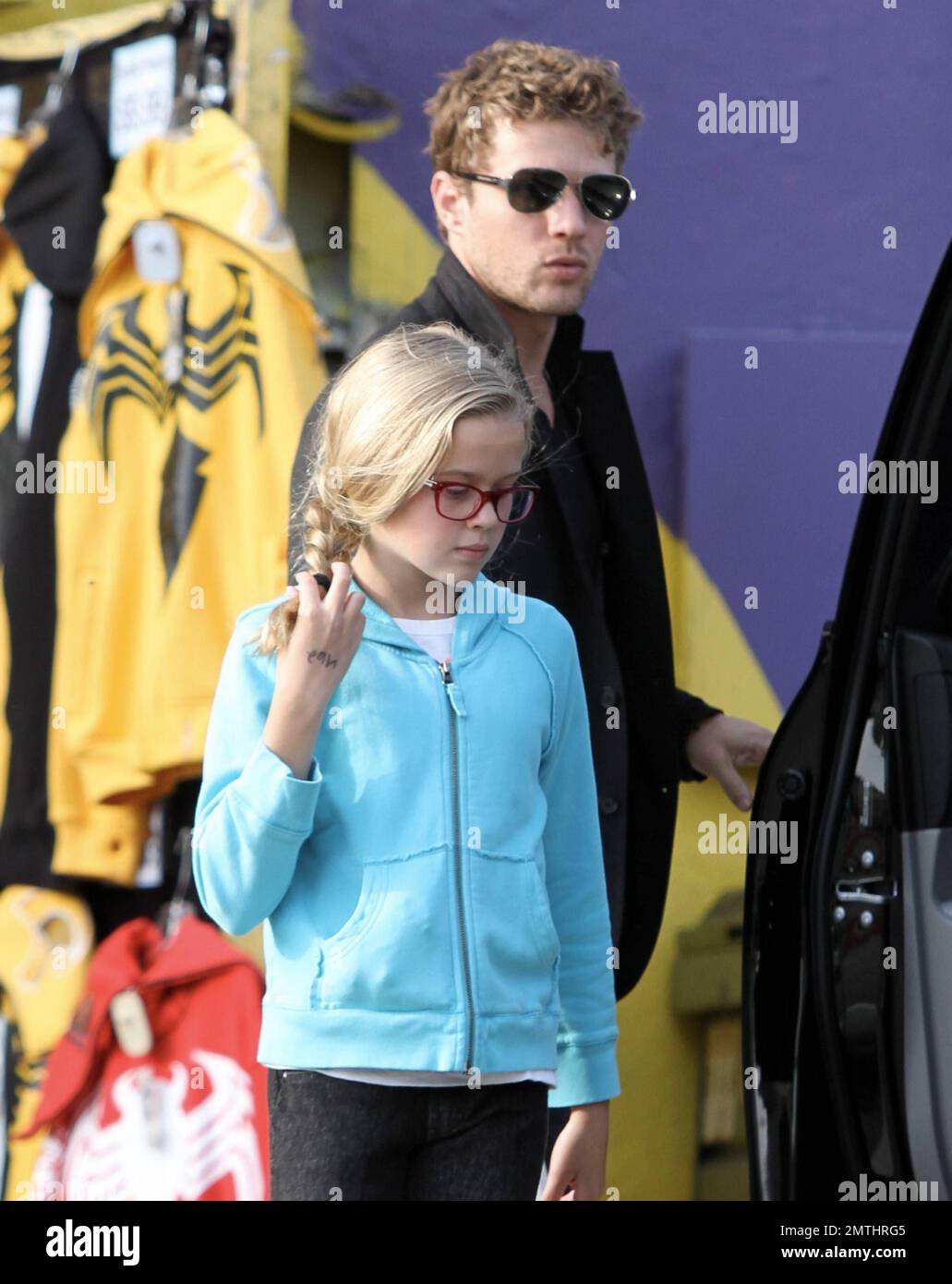 EXCLUSIVE!! Actor Ryan Phillippe takes his darling daughter Ava shopping at Aah's! in West ...