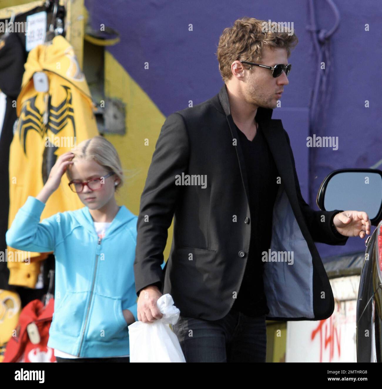 EXCLUSIVE!! Actor Ryan Phillippe takes his darling daughter Ava shopping at Aah's! in West ...