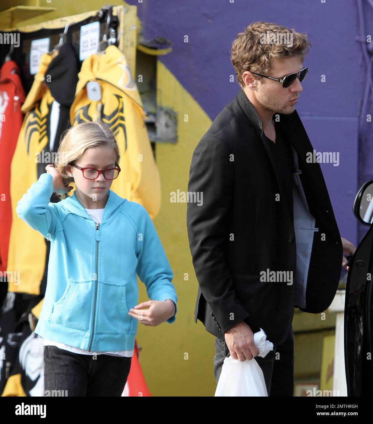 EXCLUSIVE!! Actor Ryan Phillippe takes his darling daughter Ava shopping at Aah's! in West ...