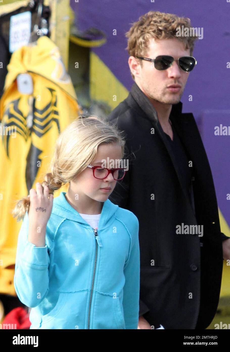 EXCLUSIVE!! Actor Ryan Phillippe takes his darling daughter Ava shopping at Aah's! in West ...
