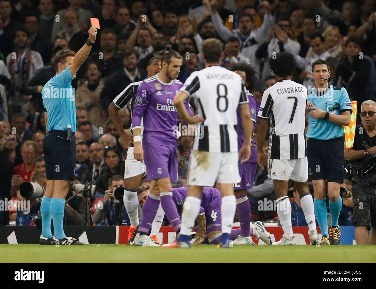 Juventus' Juan Cuadrado, right, receives the red card by the referee ...