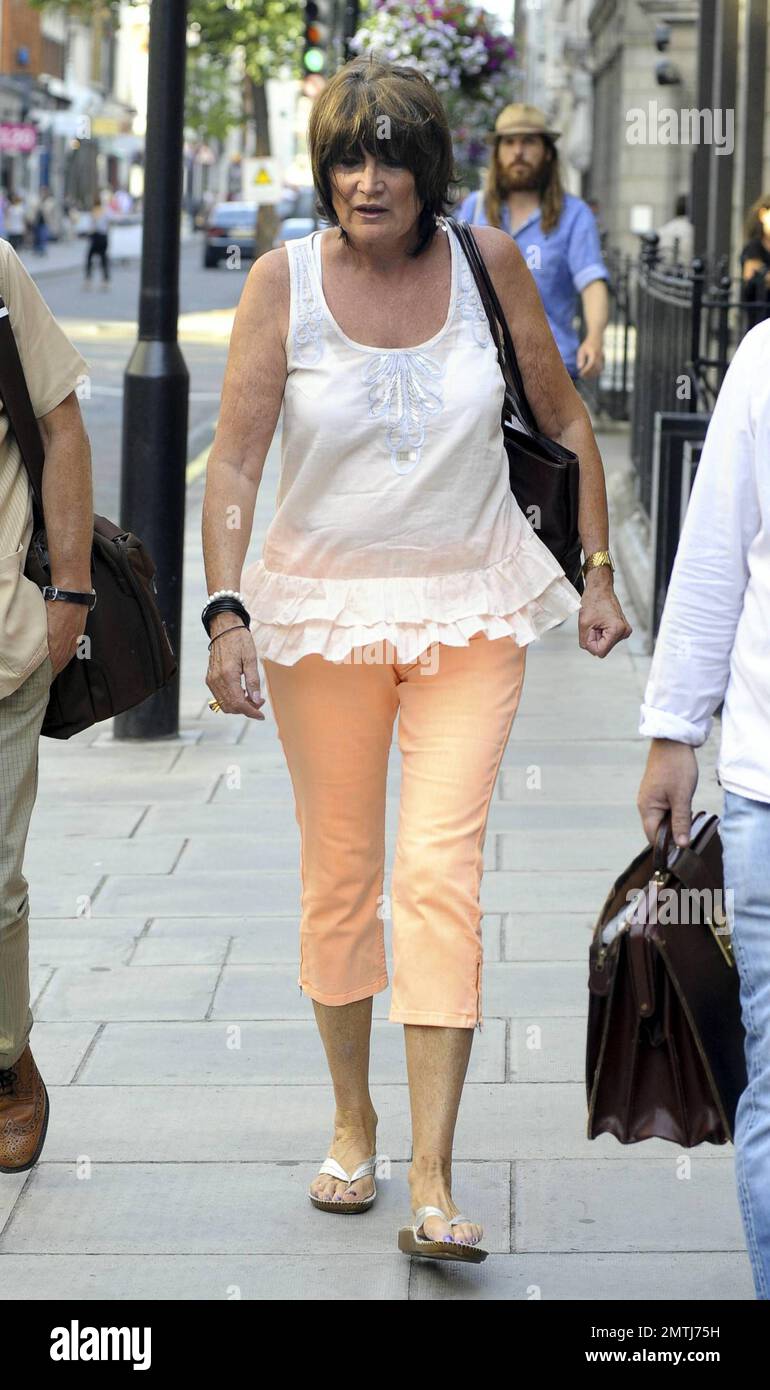 EXCLUSIVE!! '60s barefoot singer Sandie Shaw strolls with friends in ...