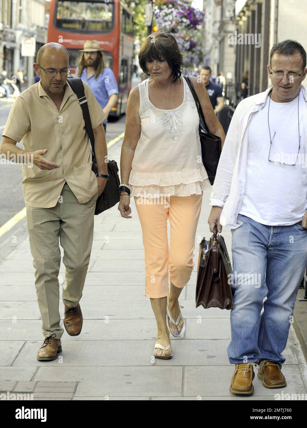 EXCLUSIVE!! '60s barefoot singer Sandie Shaw strolls with friends in ...