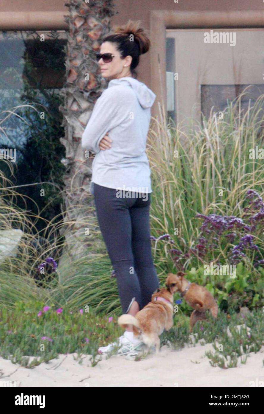 Exclusive!! Sandra Bullock spends a day at her beach house with her two ...