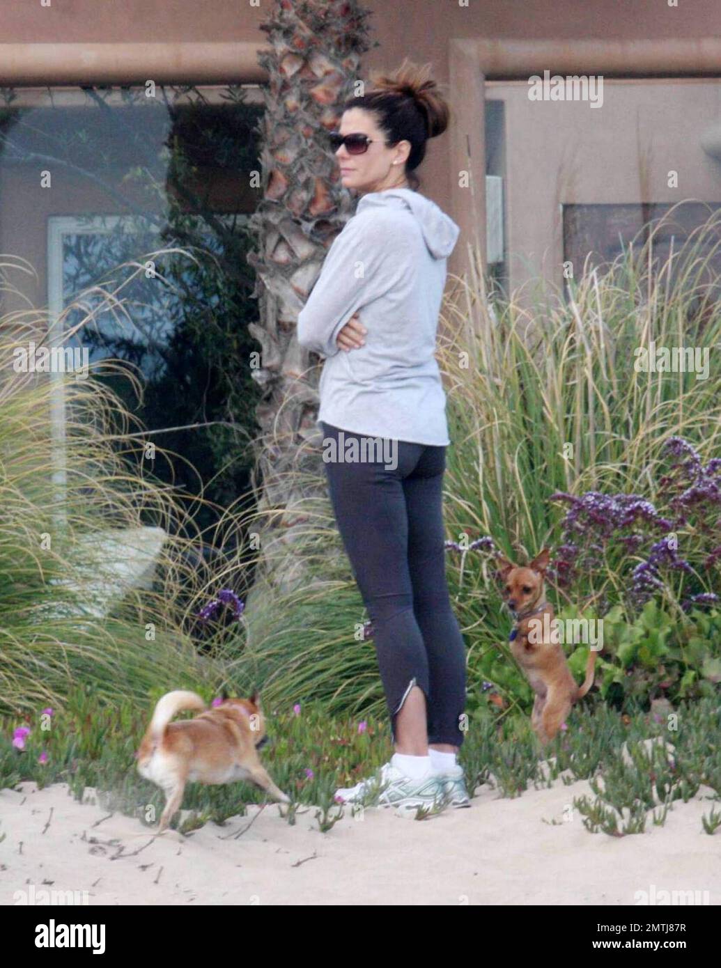 Exclusive!! Sandra Bullock spends a day at her beach house with her two ...