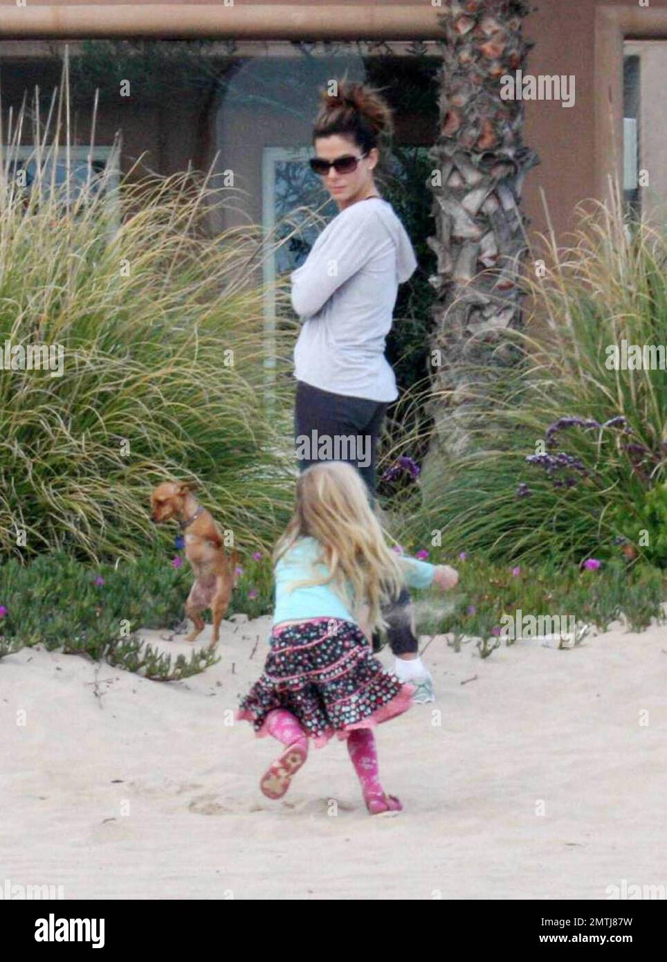 Exclusive!! Sandra Bullock spends a day at her beach house with her two ...