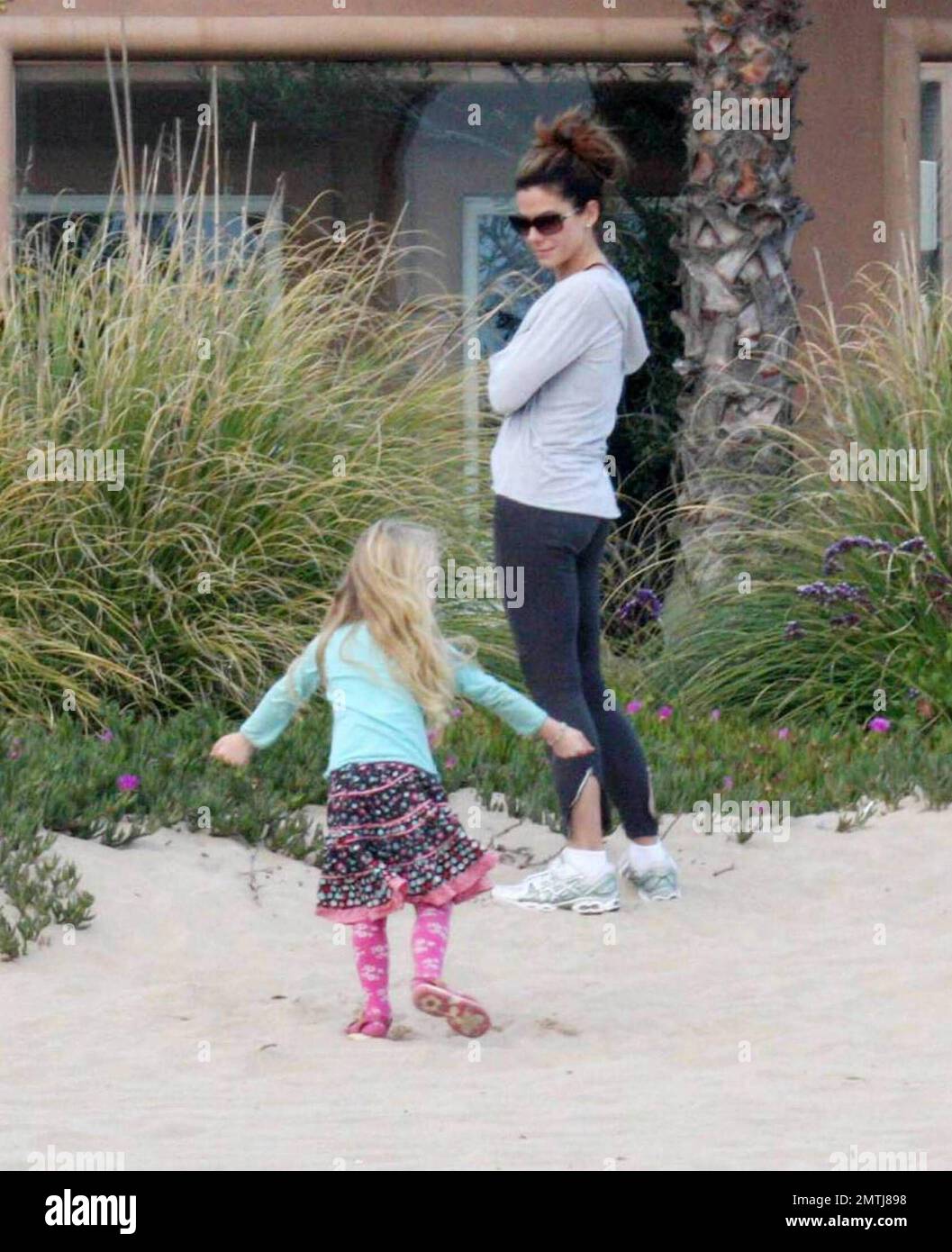 Exclusive!! Sandra Bullock spends a day at her beach house with her two ...