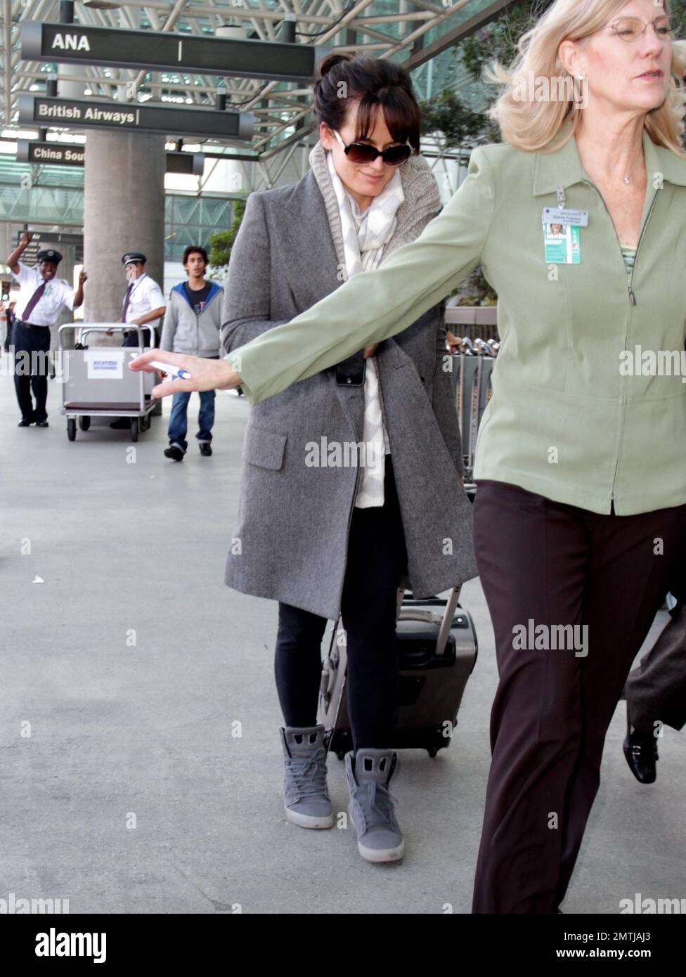 EXCLUSIVE!! "Twilight" star Sarah Clarke arrives at LAX as she heads to ...