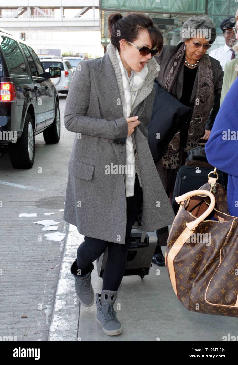 EXCLUSIVE!! "Twilight" star Sarah Clarke arrives at LAX as she heads to ...