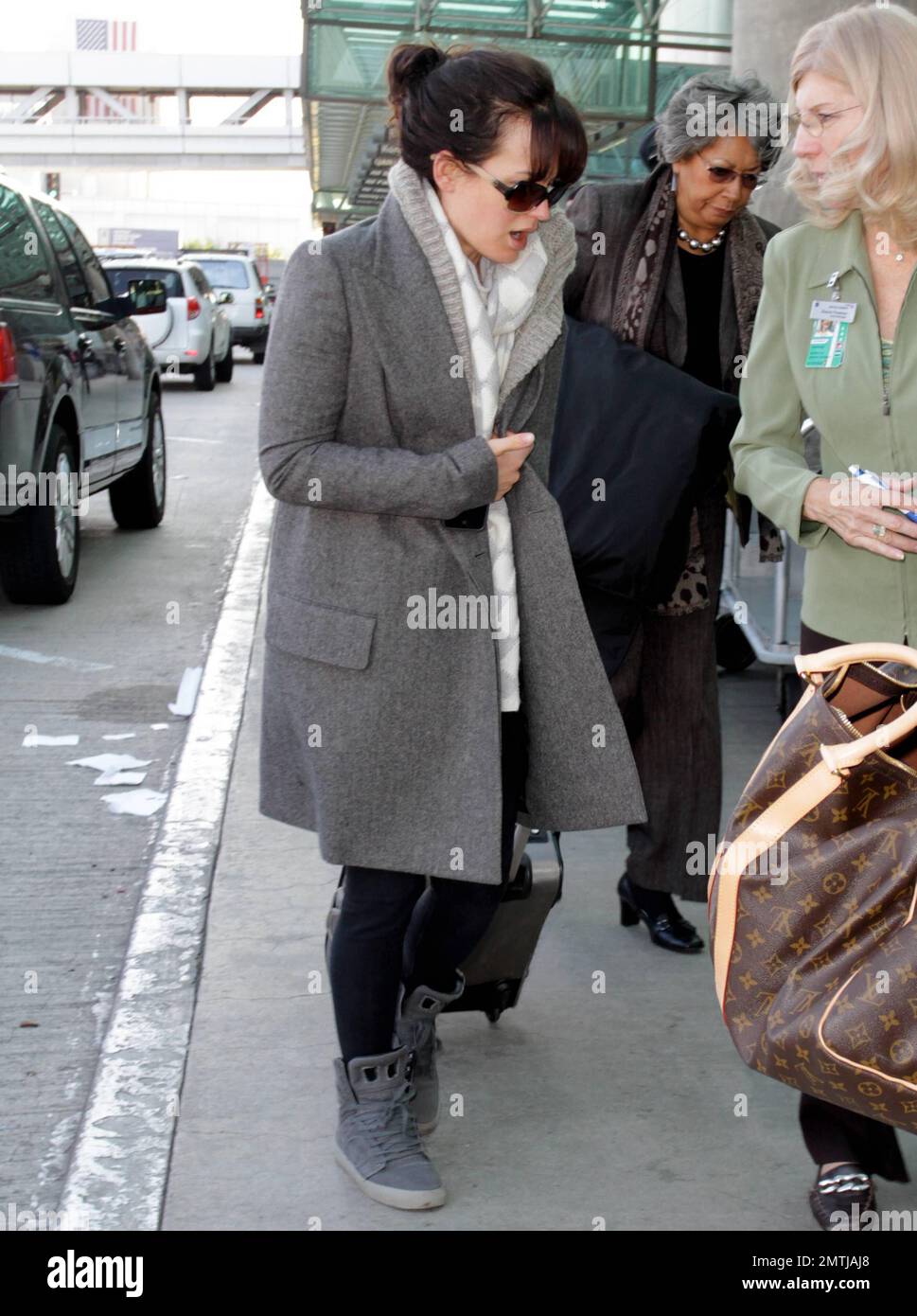 EXCLUSIVE!! "Twilight" star Sarah Clarke arrives at LAX as she heads to ...