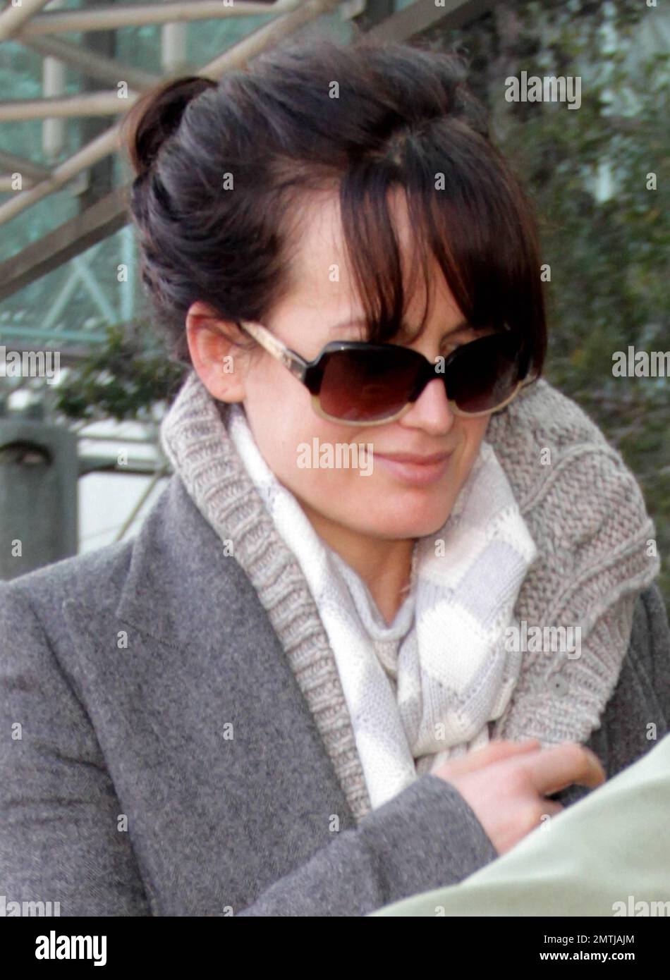 "Twilight" star Sarah Clarke arrives at LAX as she heads to London for ...