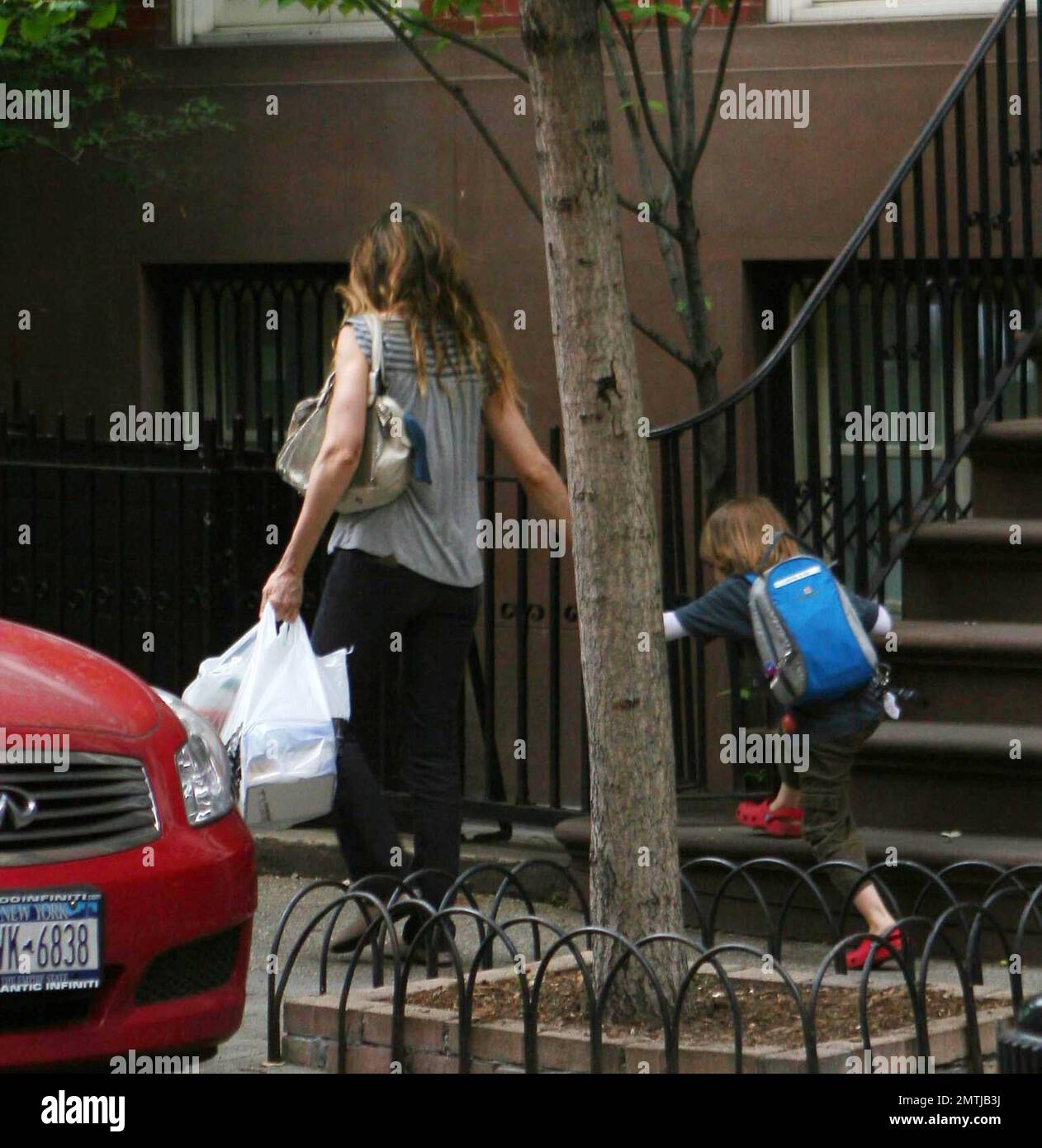 Exclusive!! Sarah Jessica Parker and son James scurry down the street ...