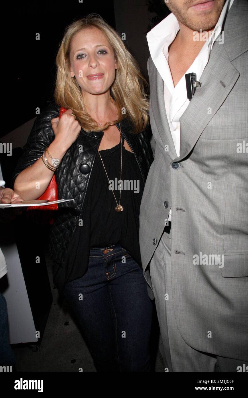 "Buffy the Vampire Slayer" Sarah Michelle Gellar signs autographs for ...