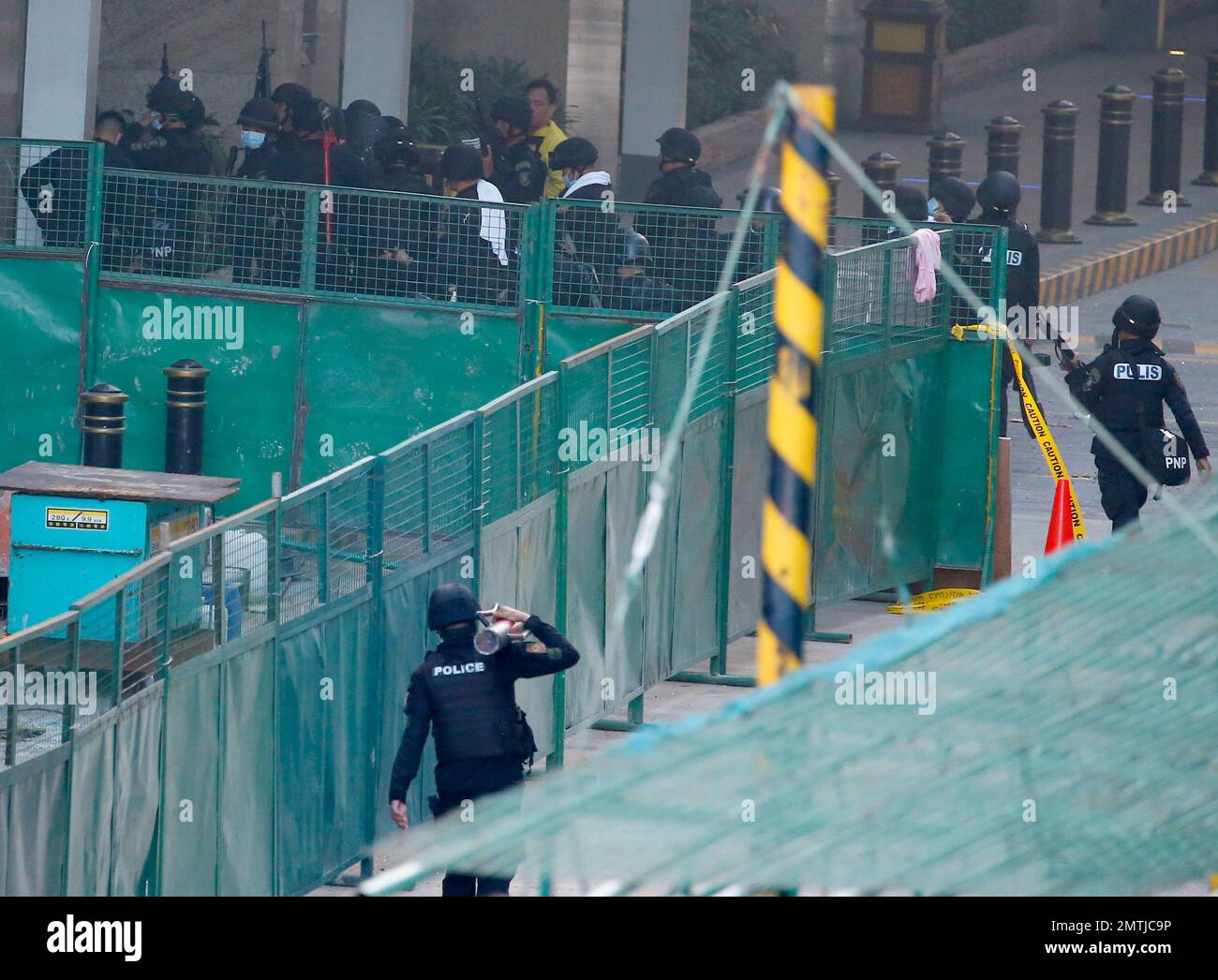 SWAT members of the Philippine National Police prepare to enter the ...