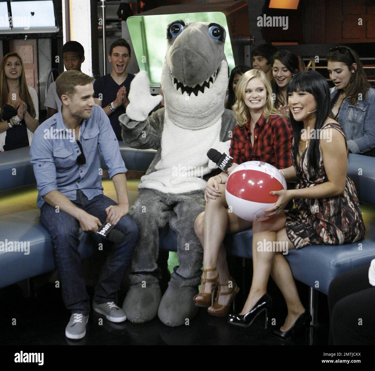 Sara Paxton And Dustin Milligan