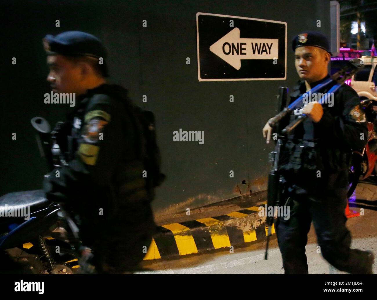 SWAT members of the Philippine National Police arrive at the Resorts ...