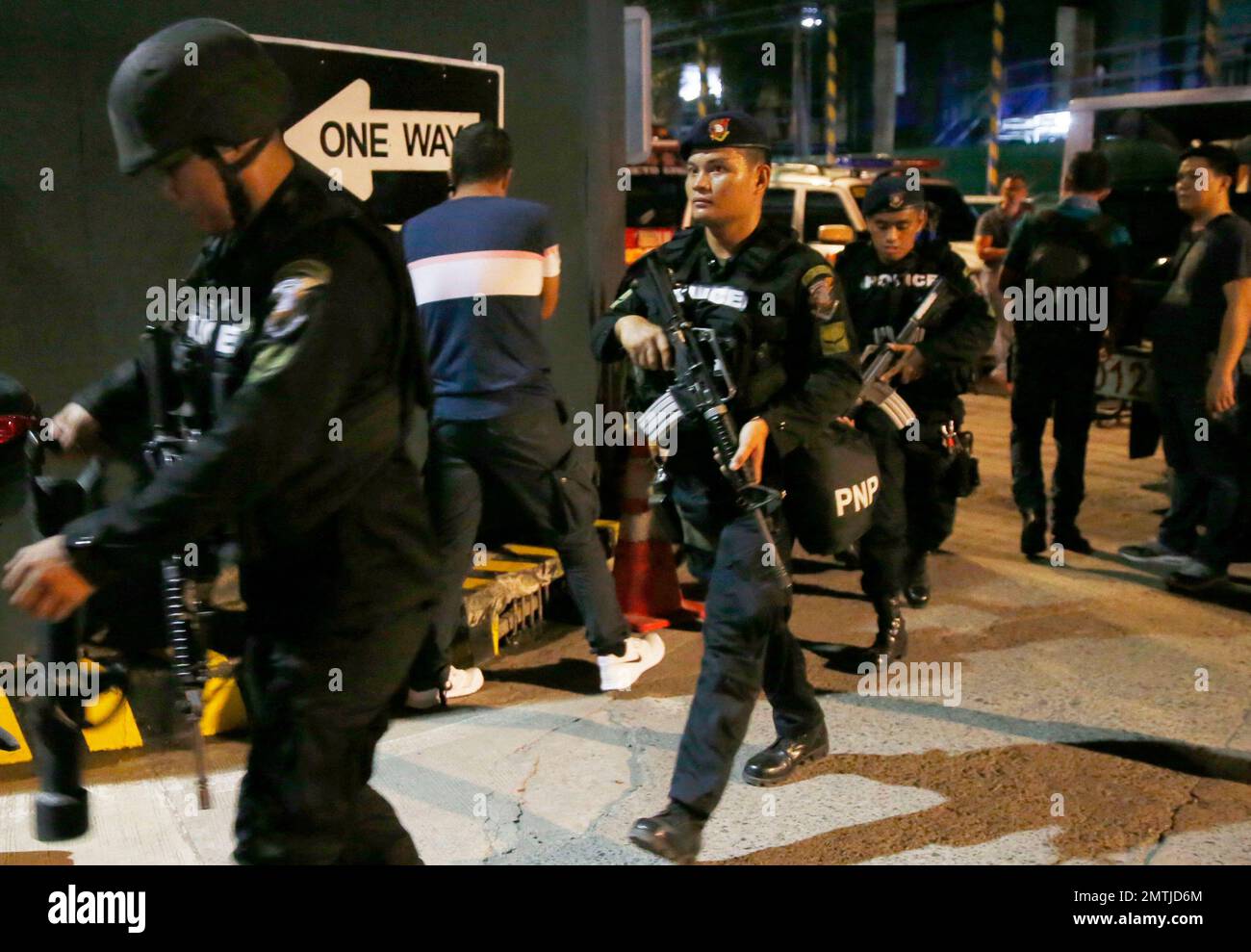 SWAT members of the Philippine National Police arrive at the Resorts ...