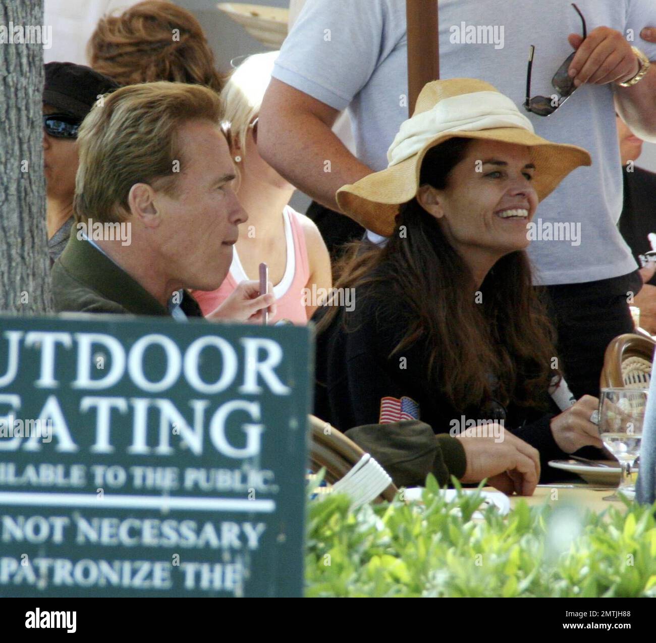 Governor Arnold Schwarzenegger and wife Maria Shriver have a cozy lunch ...