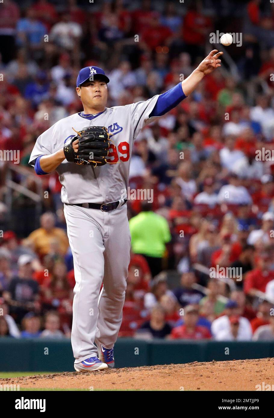 Los Angeles Dodgers starting pitcher Hyun-Jin Ryu throws to first ...