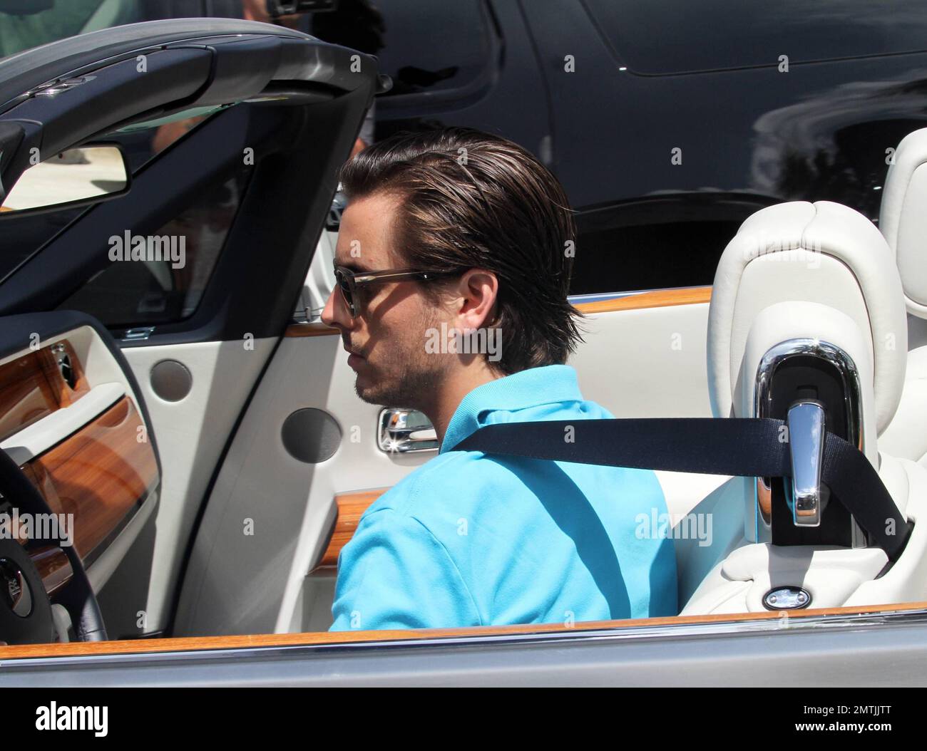 An unshaven Scott Disick leaves his hotel and takes his white Rolls ...