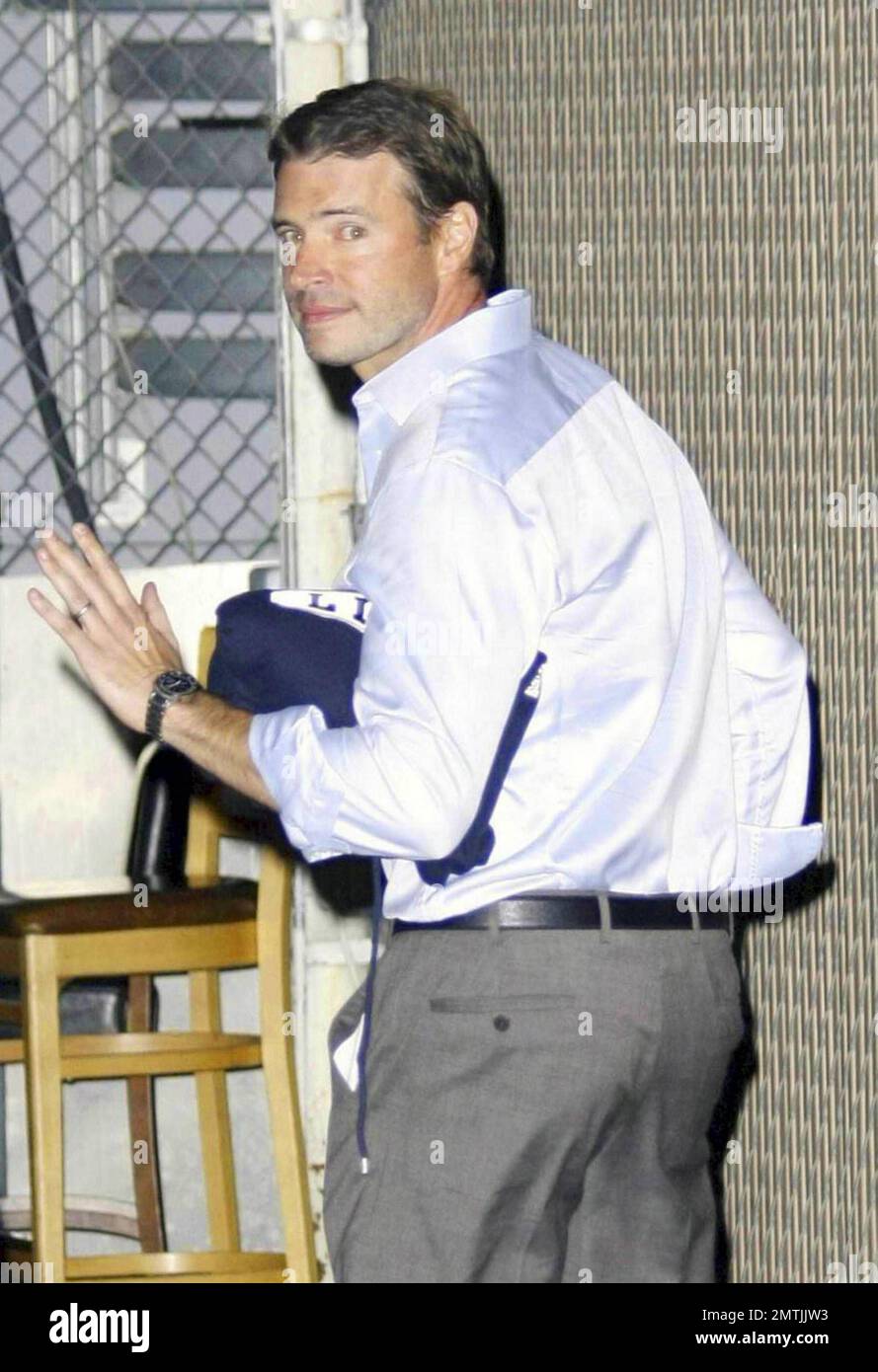 Actor Scott Foley waves to fans and photographers outside the "Jimmy ...