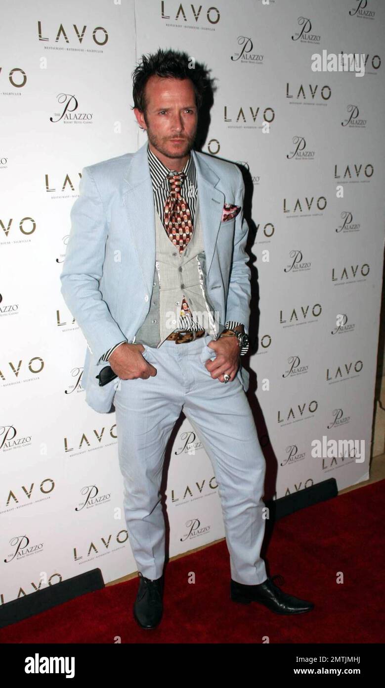 Former Velvet Revolver and Stone Temple Pilots frontman Scott Weiland ...