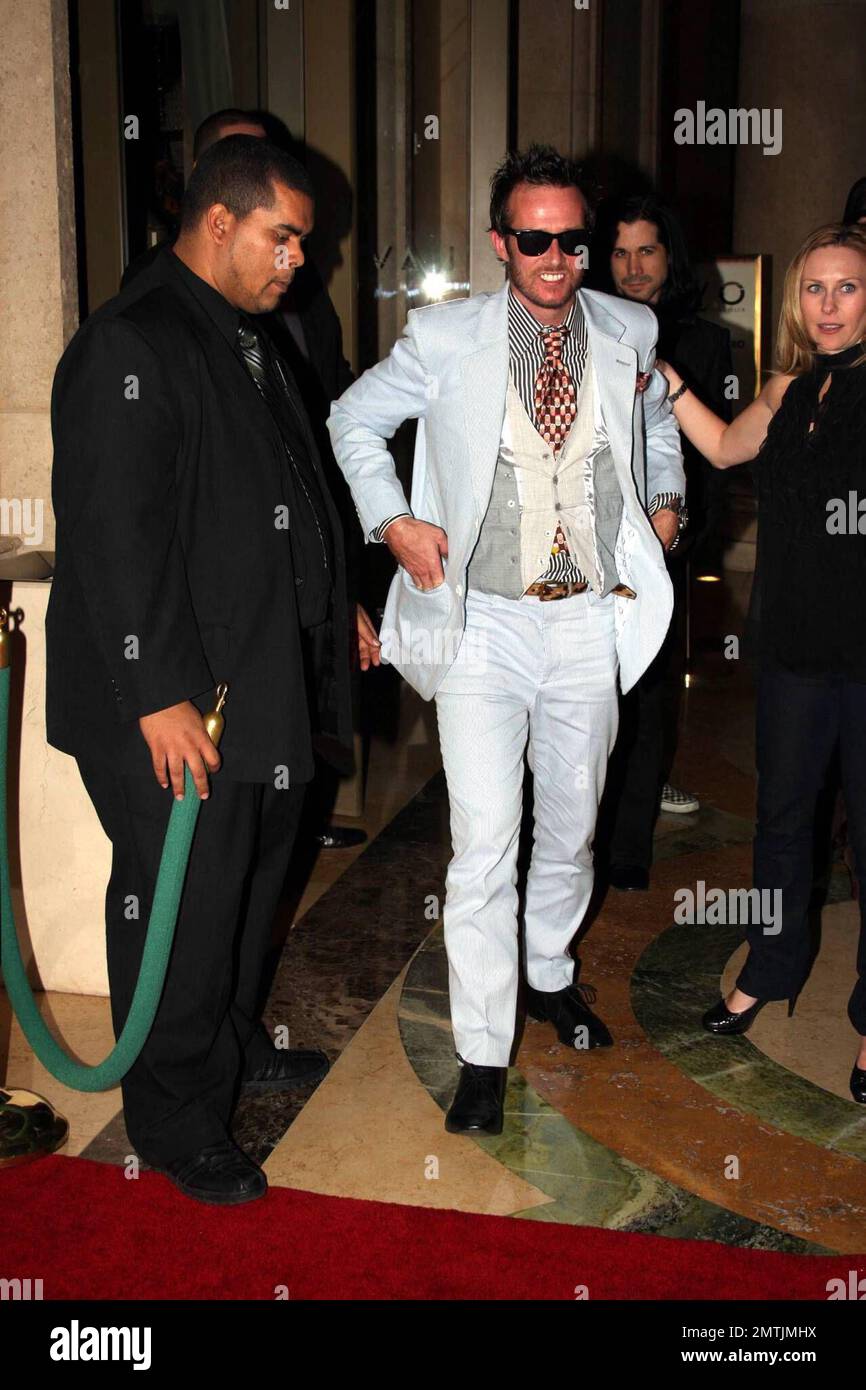 Former Velvet Revolver and Stone Temple Pilots frontman Scott Weiland ...