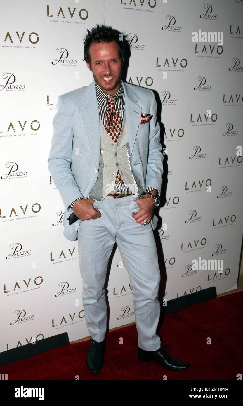 Former Velvet Revolver and Stone Temple Pilots frontman Scott Weiland ...