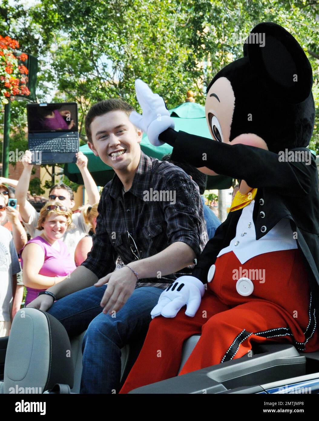 New American Idol Scotty McCreery makes an appearance alongside Mickey ...