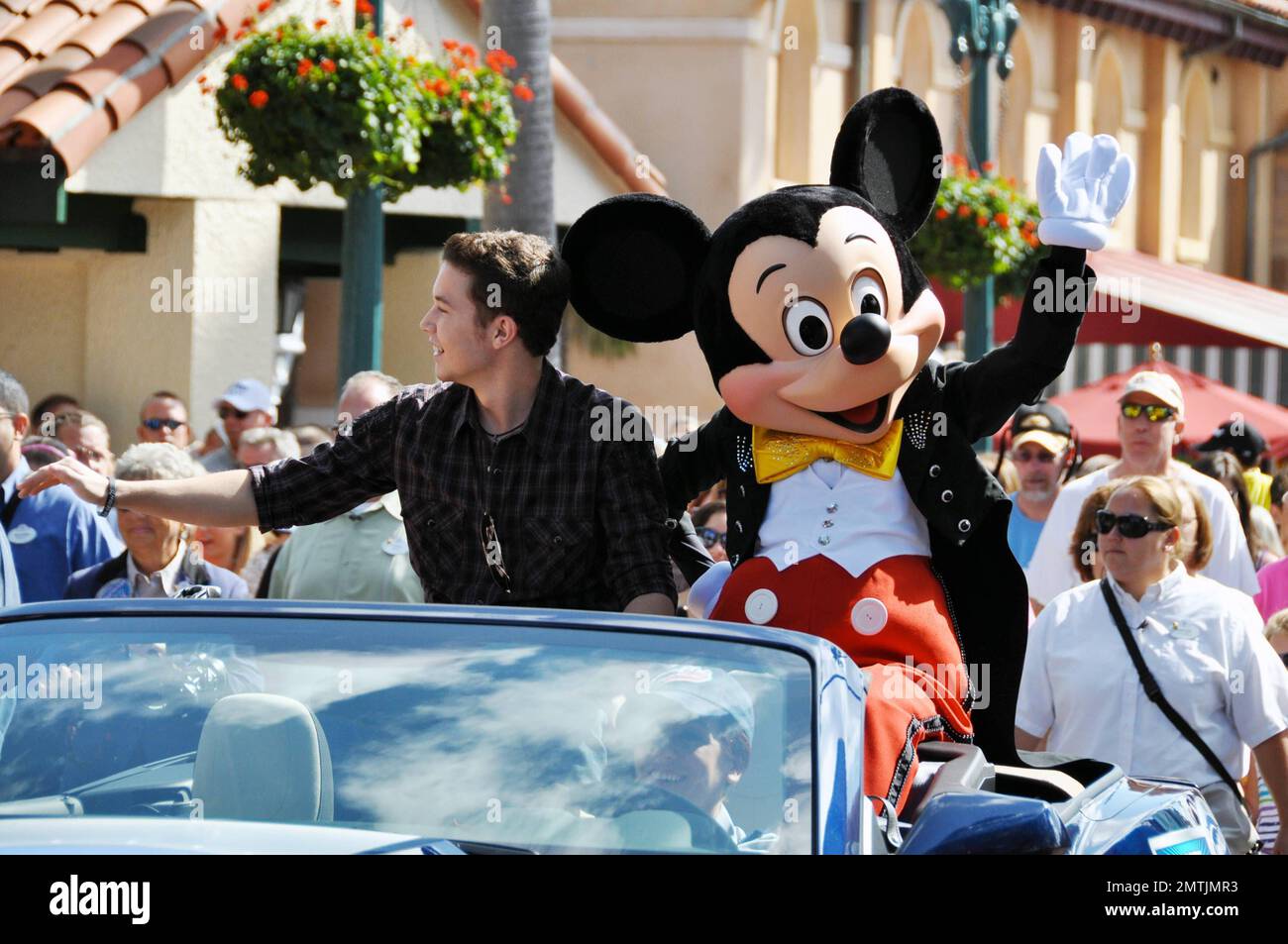 New American Idol Scotty McCreery makes an appearance alongside Mickey ...