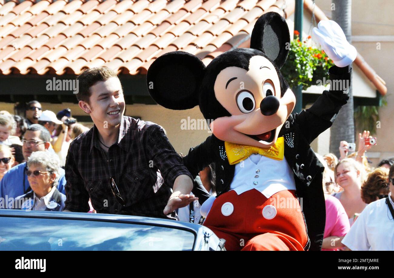 New American Idol Scotty McCreery makes an appearance alongside Mickey ...