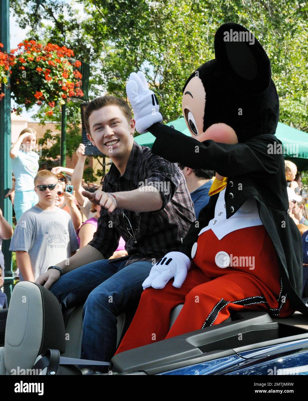 New American Idol Scotty McCreery makes an appearance alongside Mickey ...