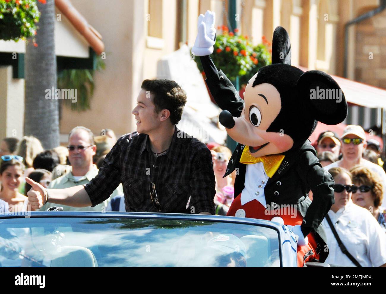 New American Idol Scotty McCreery makes an appearance alongside Mickey ...